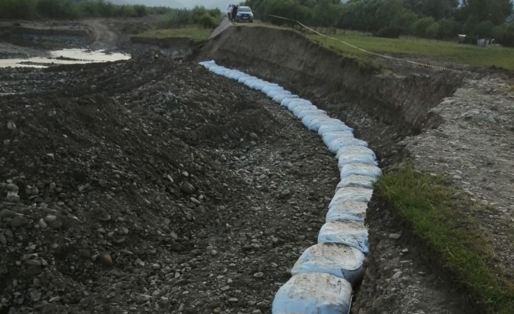 Breșa creată de viitură pe râul Suceava a fost închisă pe jumătate și ...