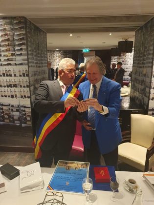 Ion Lungu a mers la Paris să-i ofere lui Bernard Rossmann titlul de ...