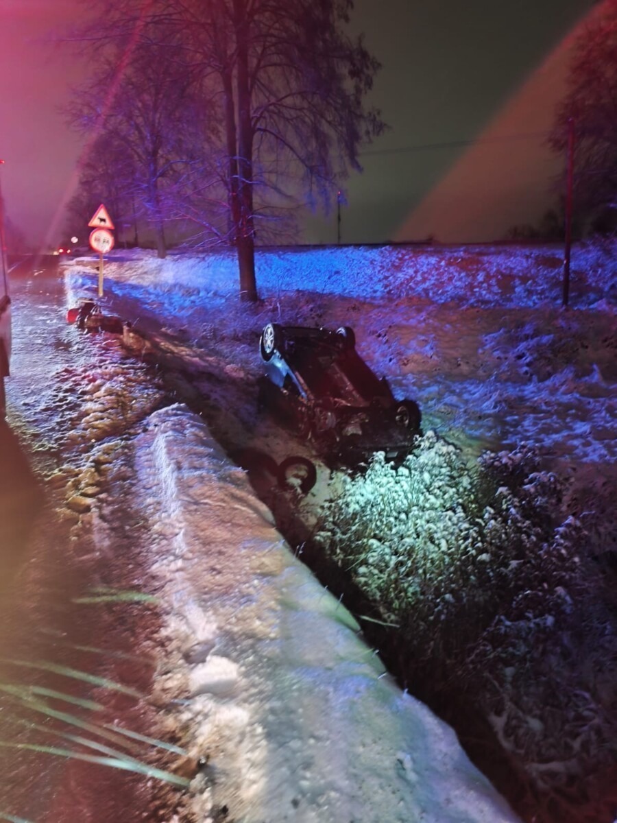 Accident rutier în comuna Marginea: Două autoturisme implicate, două ...